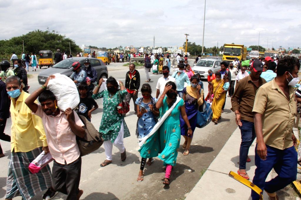 KSRTC busses waiting to pick up Tamil Nadu state passengers at Hosur ...