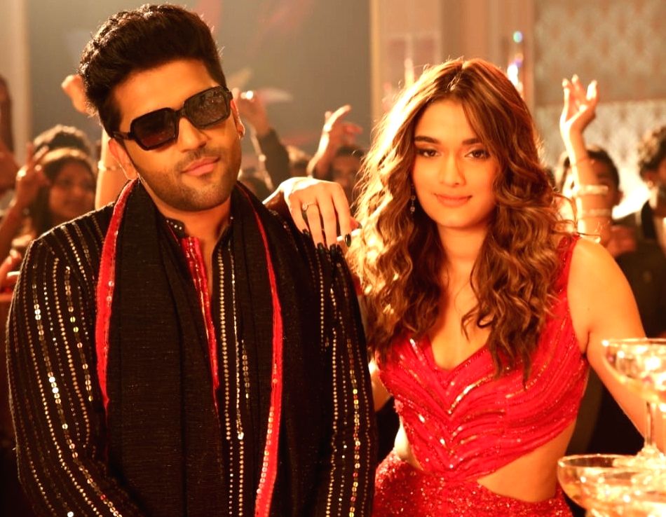 Free Photo :'Kuch Khattaa Ho Jaay' sets show Guru Randhawa, Saiee ...