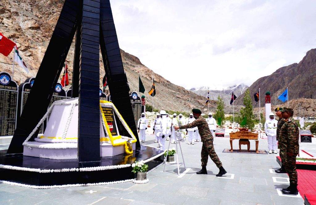 Lt Gen Harbinder Singh Vandra visits Siachen Brigade