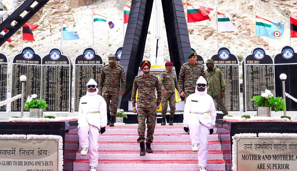 Lt Gen Harbinder Singh Vandra visits Siachen Brigade