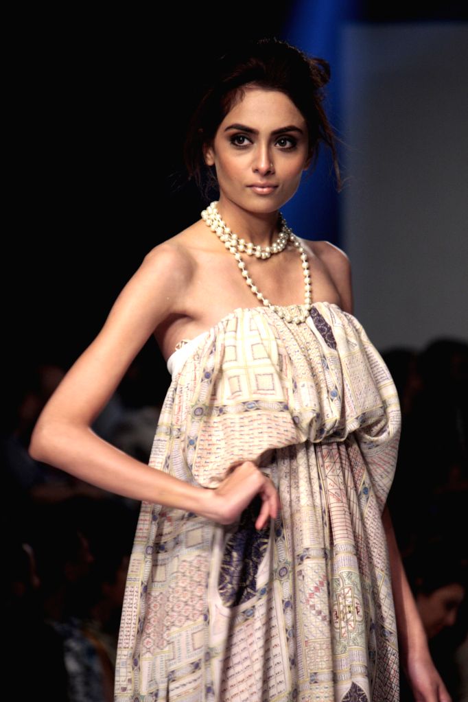 PAKISTAN-LAHORE-FASHION-ZONIA ANWAR