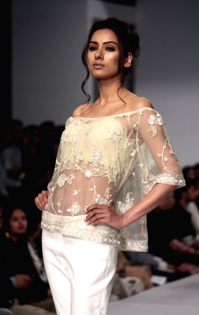 PAKISTAN-LAHORE-FASHION-ZONIA ANWAR