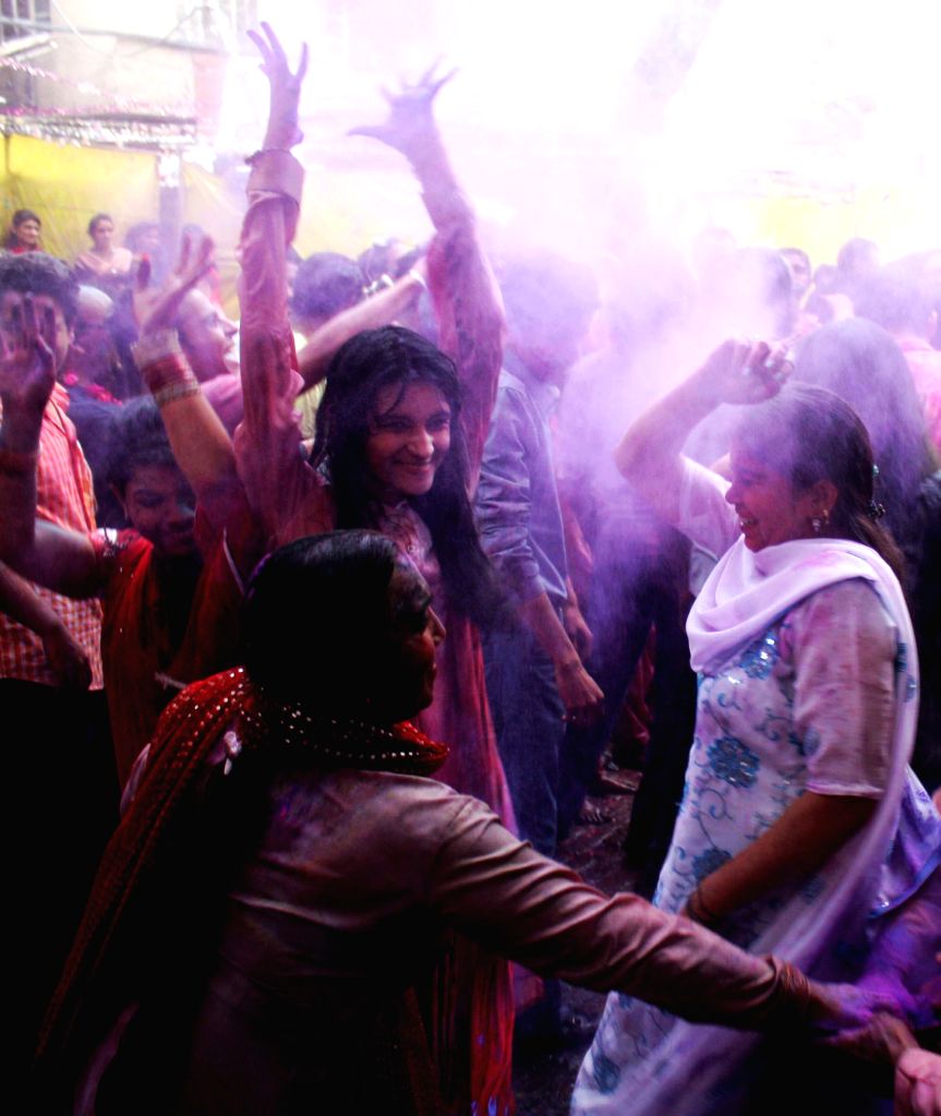 Pakistani Hindus prepare color powder as they take part in celebrations ...