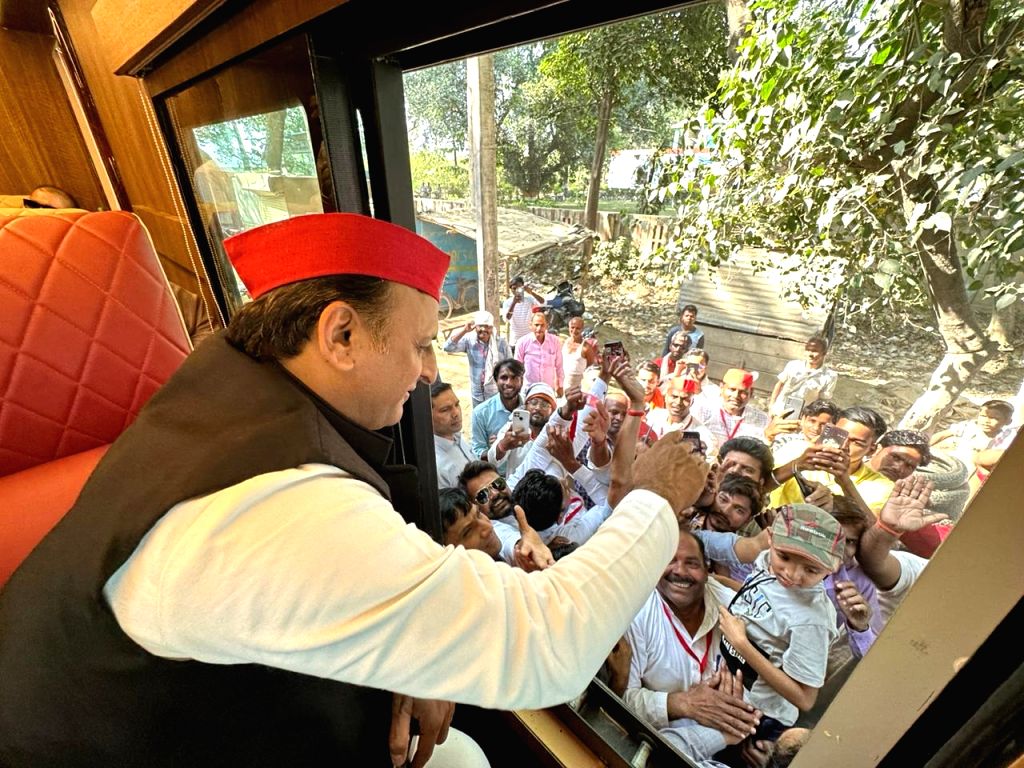Lakhimpur Kheri: Samajwadi Party chief Akhilesh Yadav during 'Lok ...
