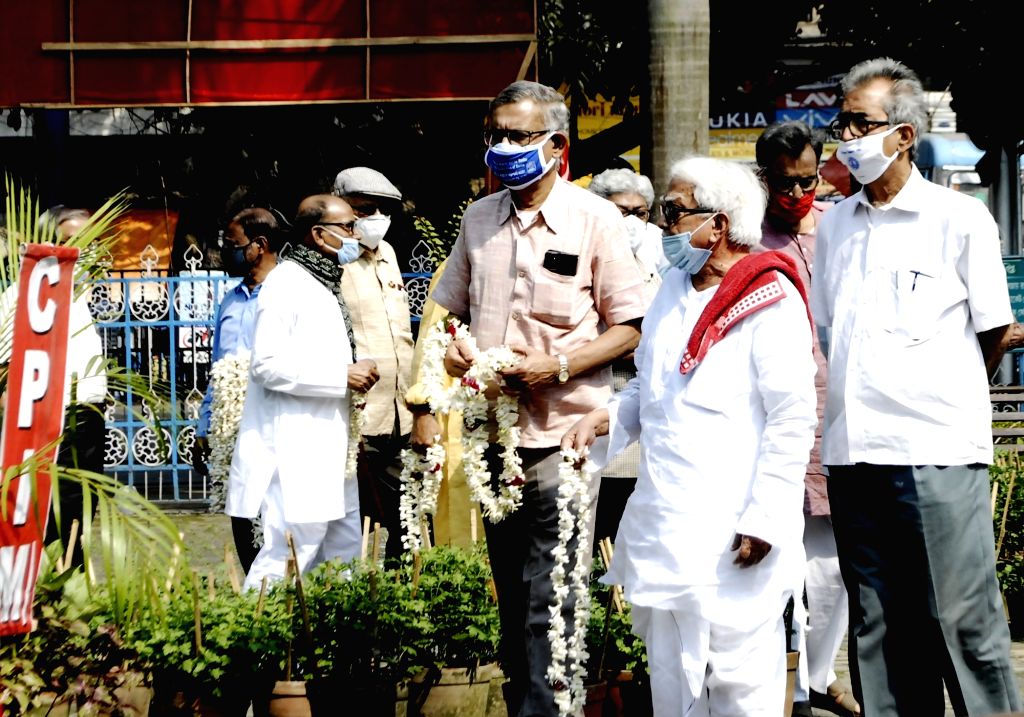 : Kolkata :Left front Chairman Biman Basu with other left party leaders ...