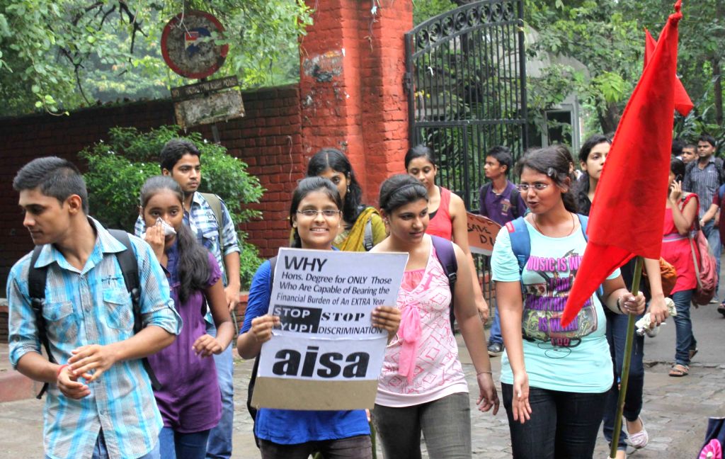 Left students union activists protest against Delhi University FYUP