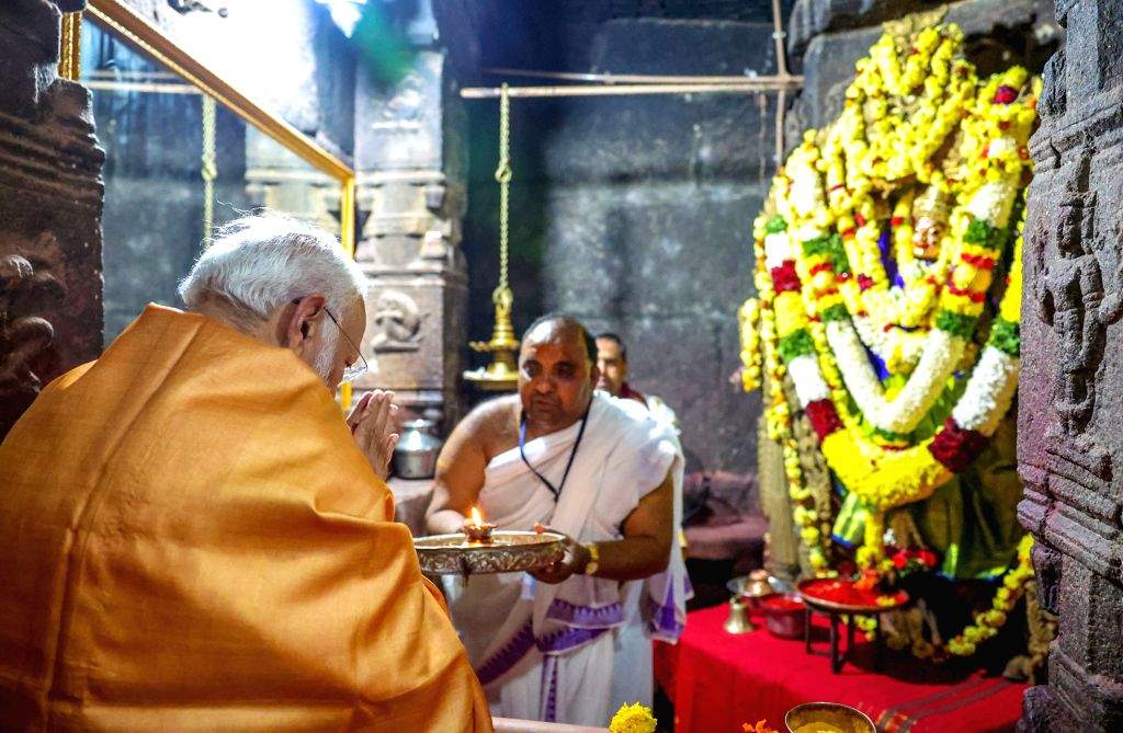 Lepakshi : Prime Minister Narendra Modi offers prayer at Veerabhadra temple