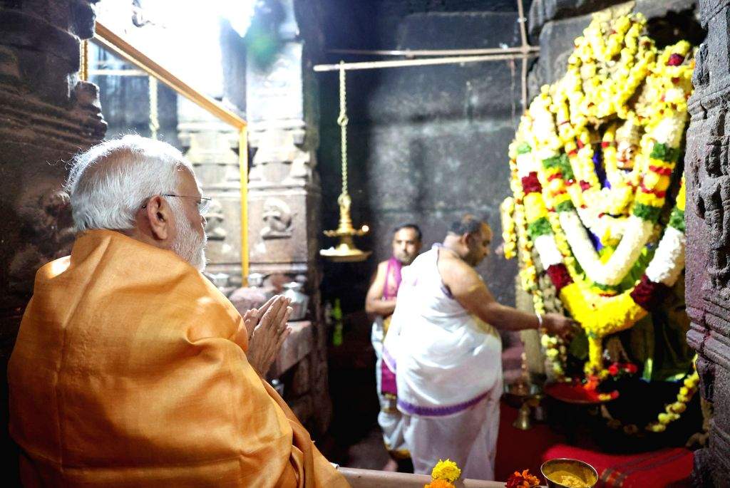 Lepakshi : Prime Minister Narendra Modi offers prayer at Veerabhadra temple