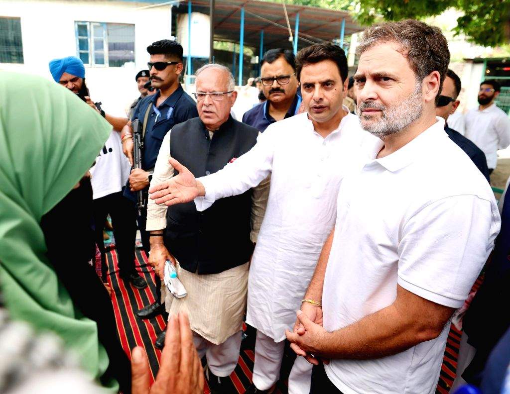 LoP Rahul Gandhi visits Jamia Zia-ul-Uloom