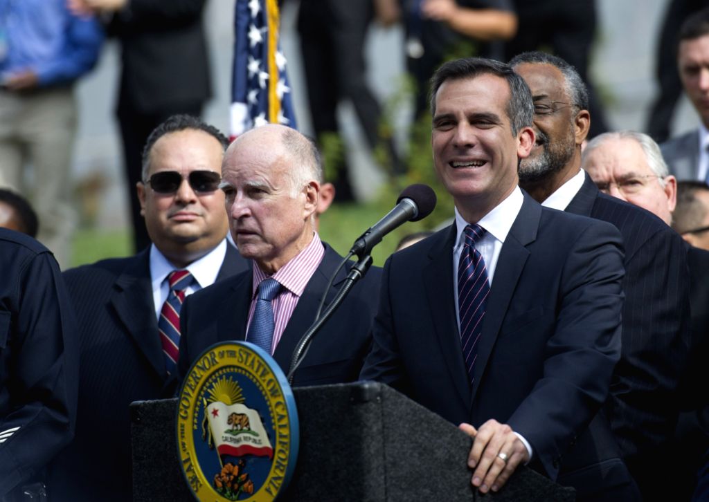 Los Angeles Mayor Eric Garcetti (R, front) speaks during the signing ...