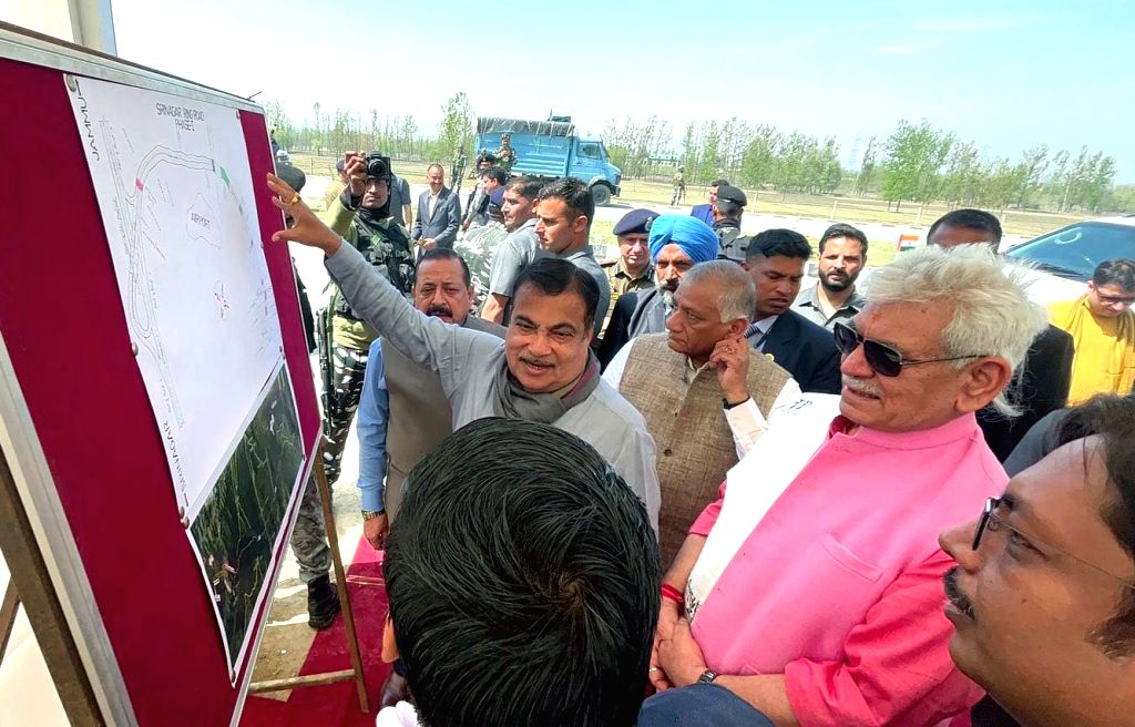 Banihal : Lt. Governor of Jammu and Kashmir Manoj Sinha with Union ...