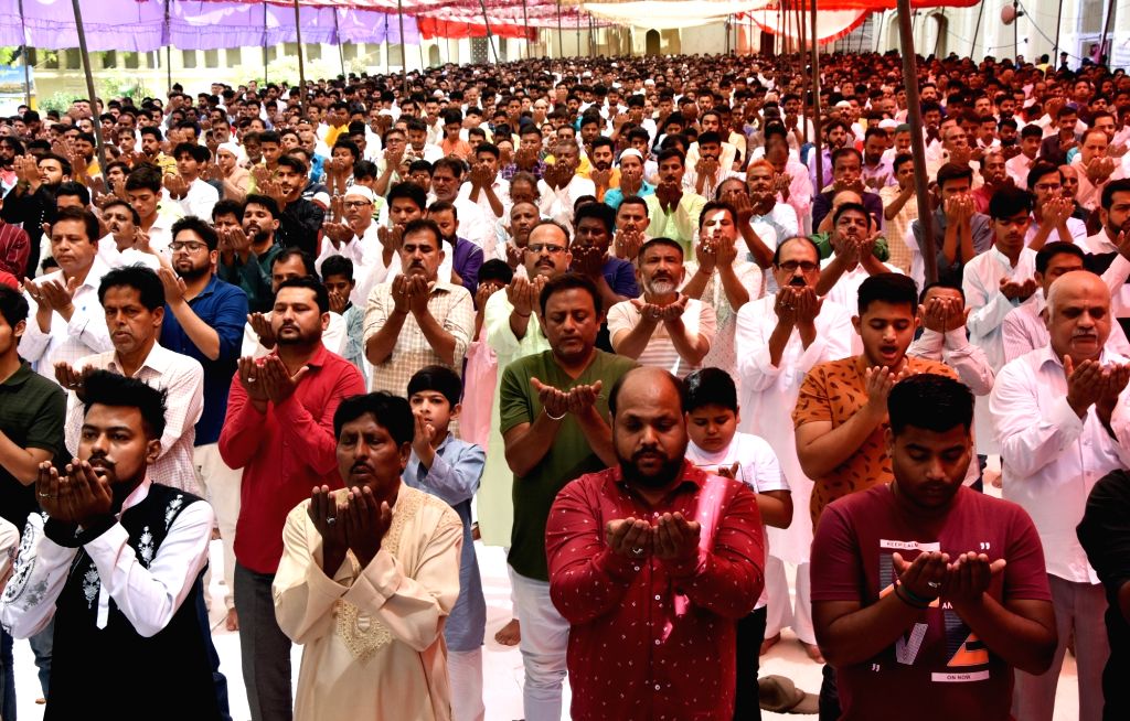 : Lucknow : Muslim devotees offer 'Alvida Namaz' on the last Friday of ...