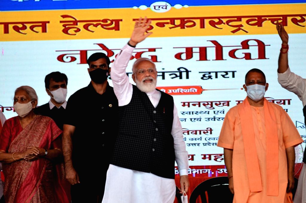 :Lucknow :Prime Minister Narendra Modi with UP Governor Anandiben Patel ...