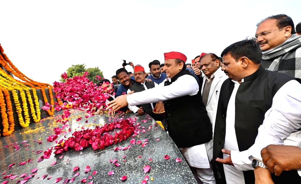 Lucknow : Samajwadi Party chief Akhilesh Yadav paid tributes to late ...