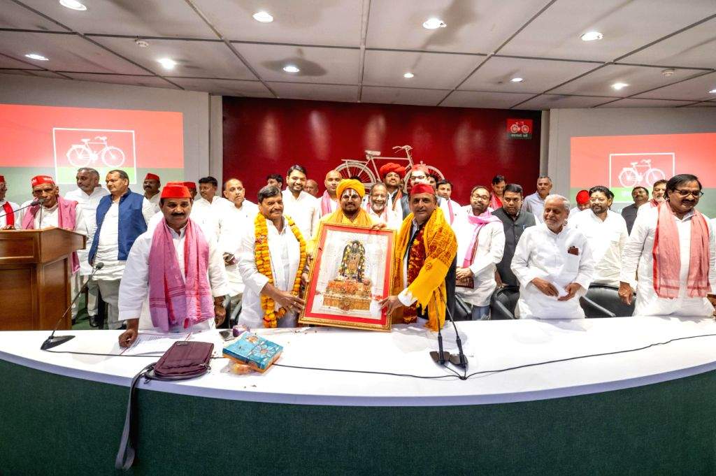 Lucknow : Samajwadi Party Chief Akhilesh Yadav with newly elected party ...