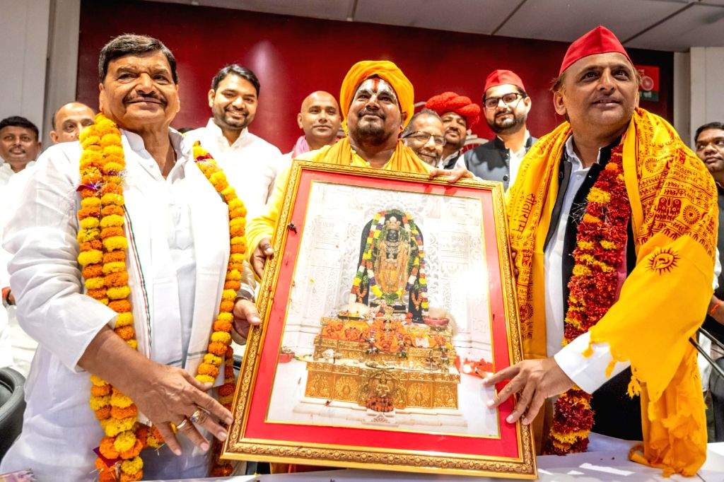 Lucknow : Samajwadi Party Chief Akhilesh Yadav with newly elected party ...