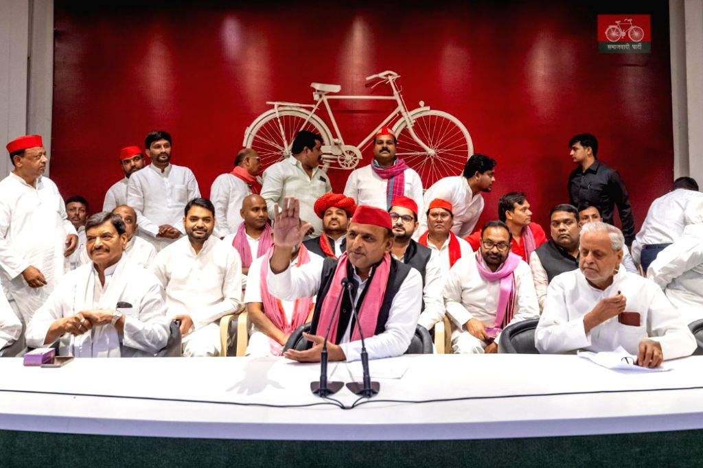 Lucknow : Samajwadi Party Chief Akhilesh Yadav with newly elected party ...