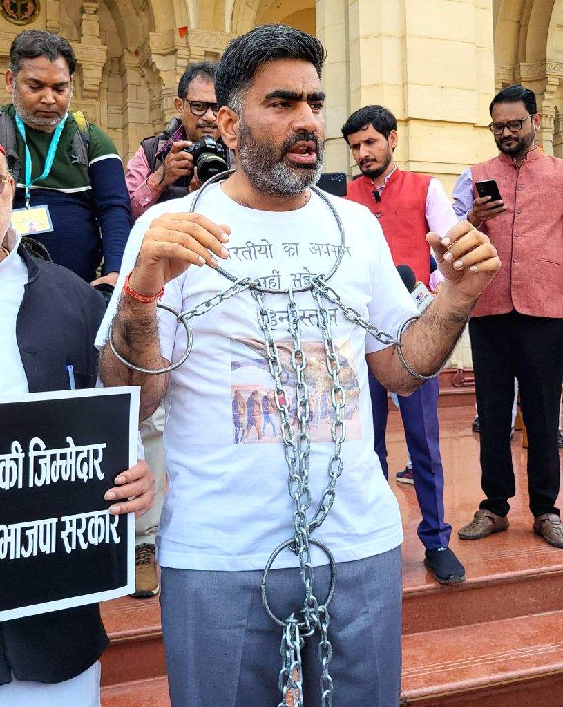 Samajwadi Party MLA Atul Pradhan tied himself in chains and protested ...