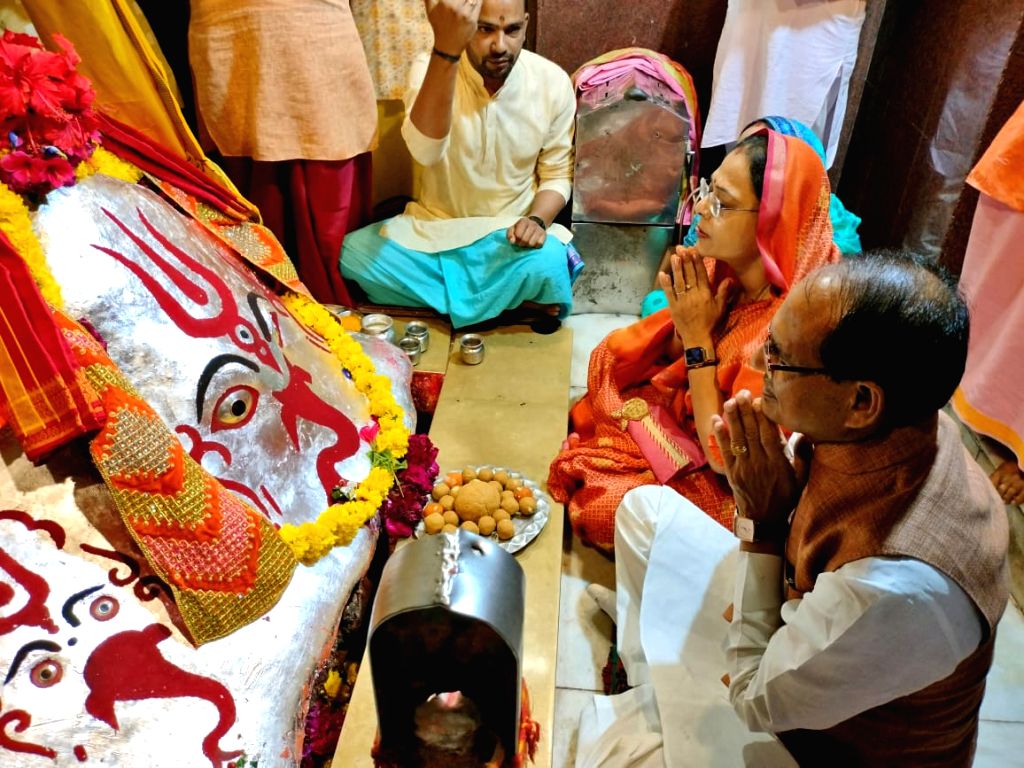 : Bhopal: Madhya Pradesh CM Shivraj Singh Chouhan offers prayers at ...