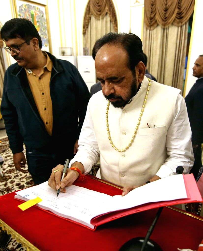 Madhya Pradesh Governor Mangubhai Patel administers oath to BJP leader ...