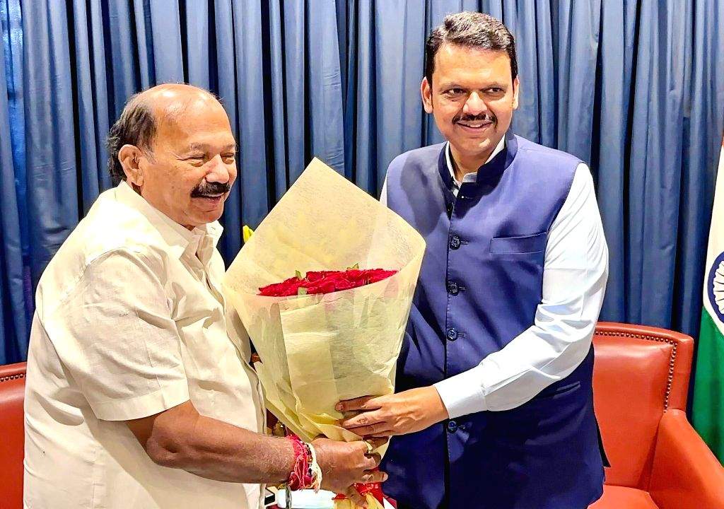 Maharashtra CM Devendra Fadnavis greets Kalidas Kolambkar