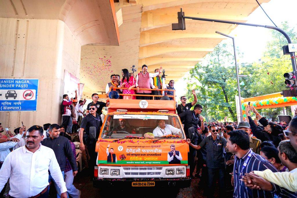Maharashtra CM Devendra Fadnavis receives a warm welcome from the ...
