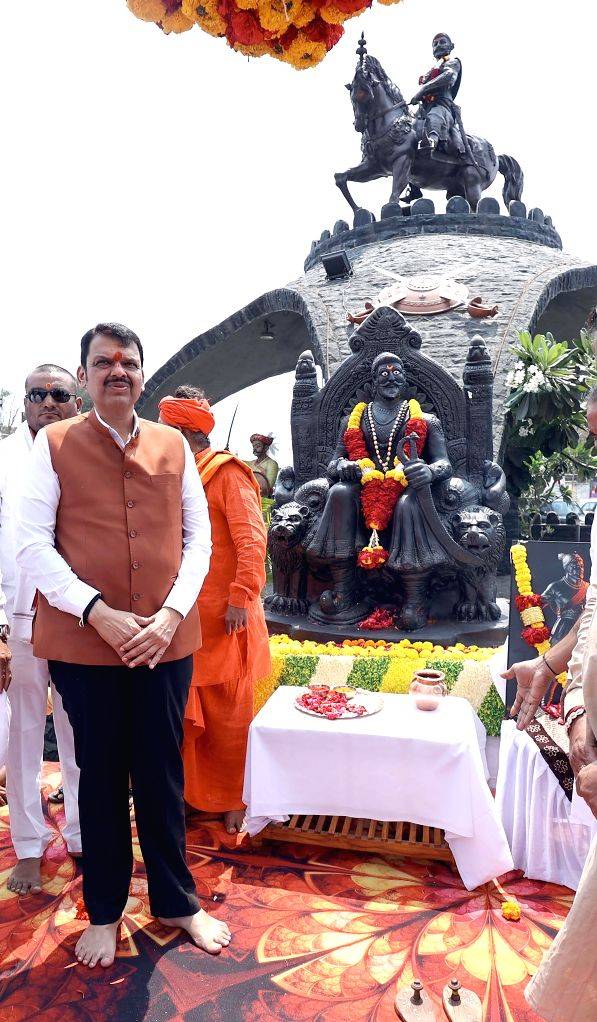 Maharashtra CM unveils a statue of Chhatrapati Shivaji Maharaj