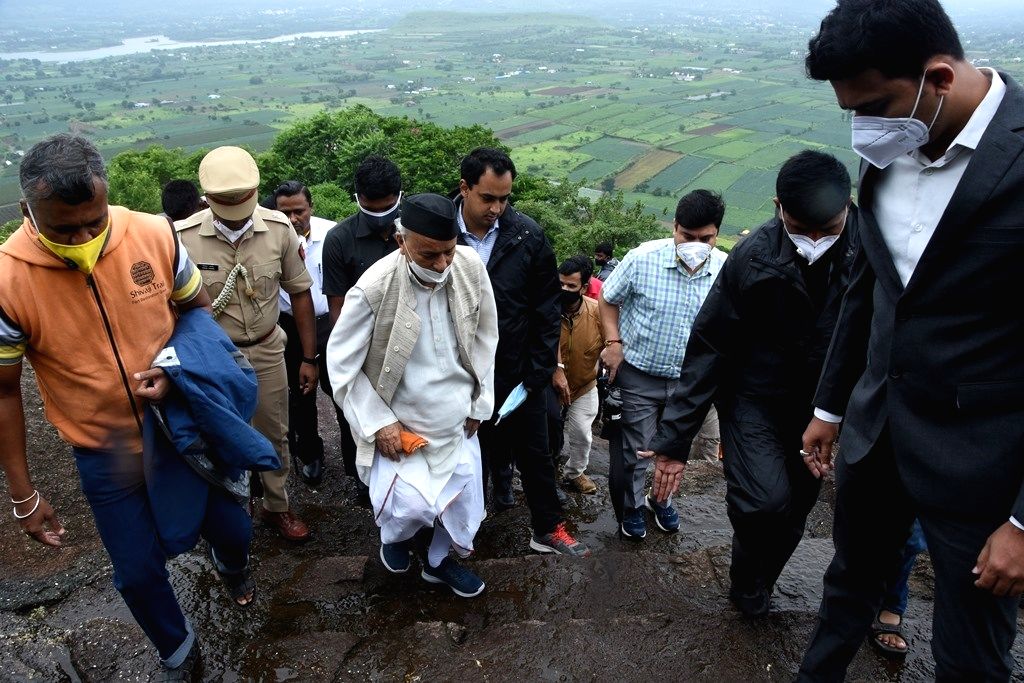Maha Guv's Sunday outing - trek to historic Shivneri Fort