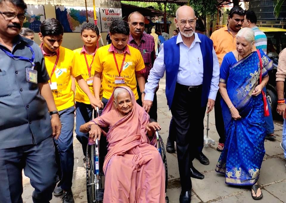 Maharashtra Polls - Avinash Mahatekar casts vote