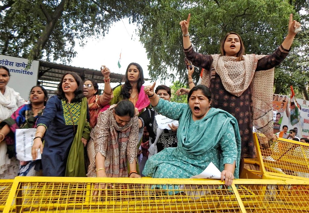 New Delhi : Mahila Congress staged a protest against Central Government