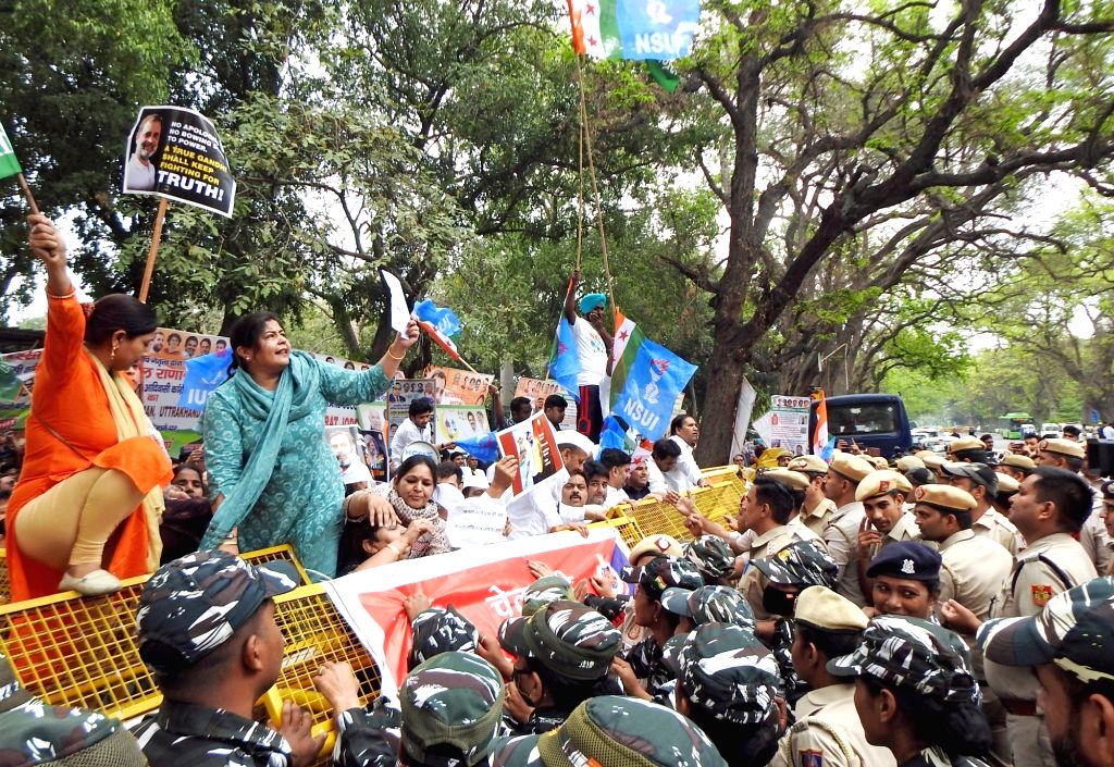 New Delhi : Mahila Congress staged a protest against Central Government