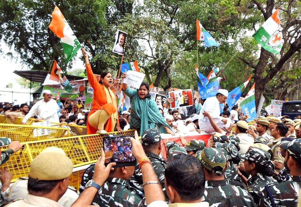New Delhi : Mahila Congress staged a protest against Central Government