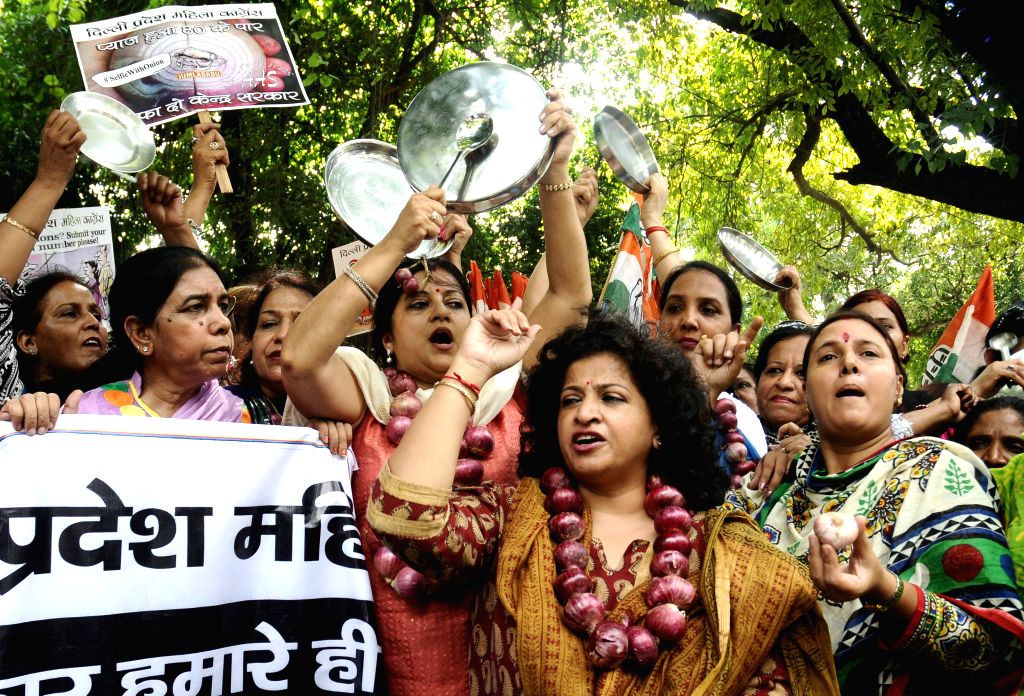 Mahila Congress demonstration against hike in onion prices