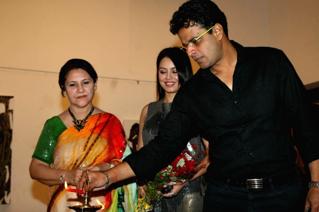 Mahima Chaudhary grace poet and artist Kiran Chopra's exhibition at ...