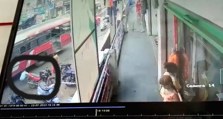 Man throws himself under moving bus in Hyderabad