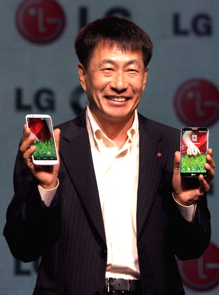 LG's MD (India) launches G2 smartphone