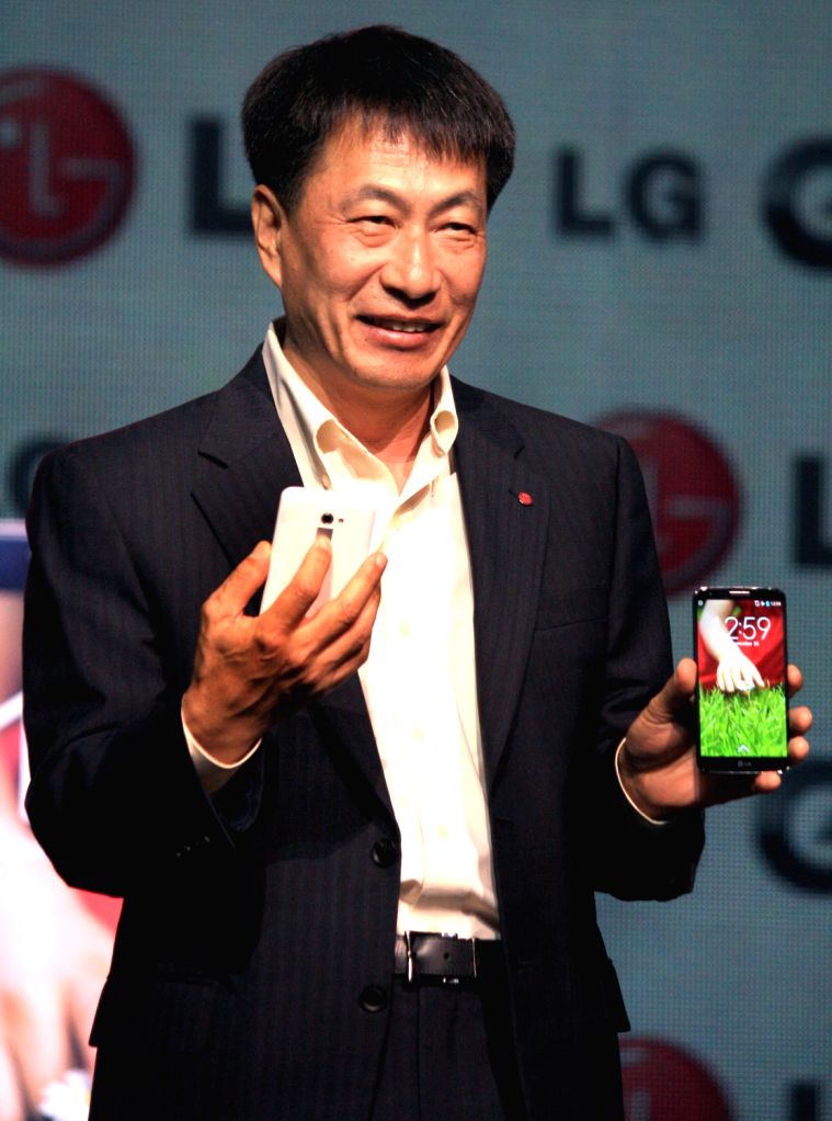 LG's MD (India) launches G2 smartphone