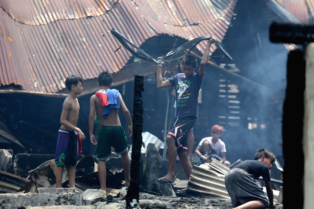 PHILIPPINES-MANILA-RESIDENTIAL AREA FIRE