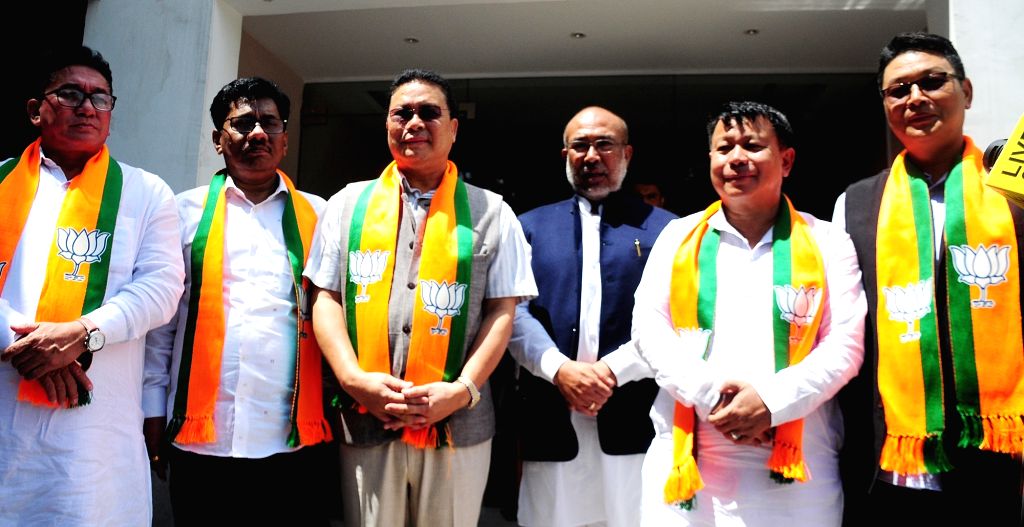 Manipur CM N. Biren Singh with five MLAs from Manipur who quit Janata ...