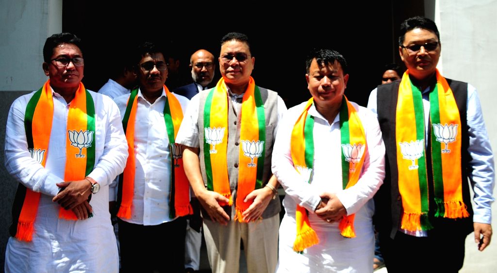 Manipur CM N. Biren Singh with five MLAs from Manipur who quit Janata ...