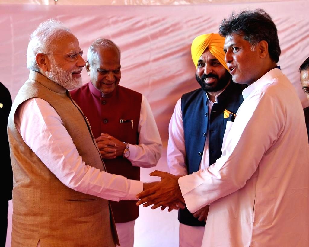 Free Photo : Manish Tewari with PM after inauguration of hospital in Punjab