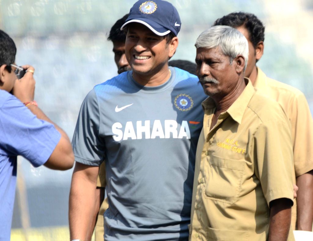 Master blaster Sachin Tendulkar being felicitated by Ground staffs