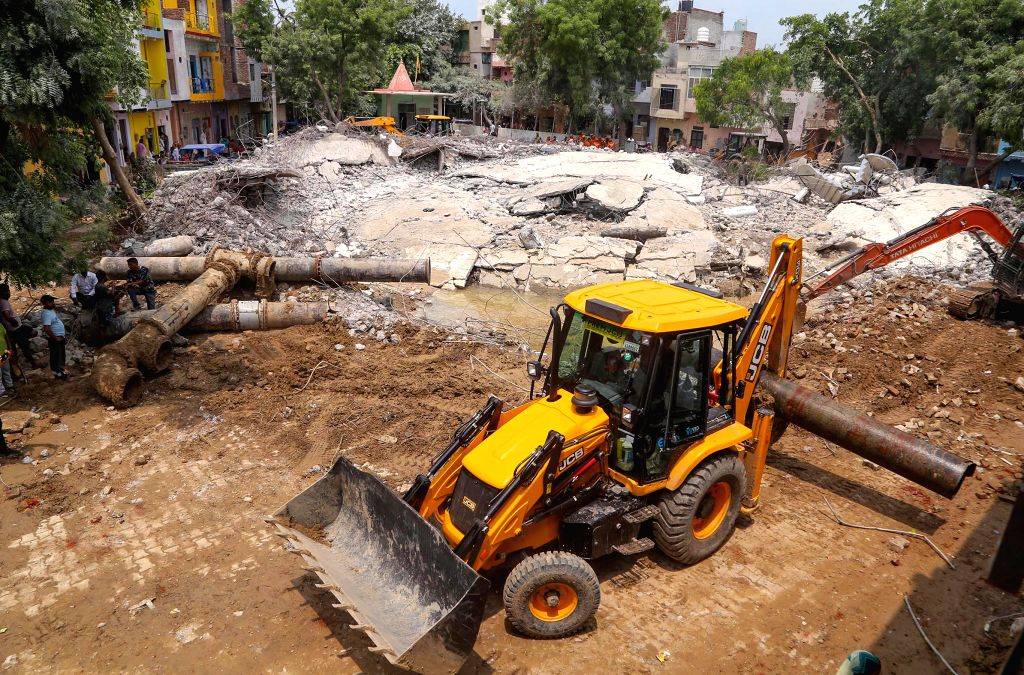 Mathura : A JCB machine removes the debris after a water tank collapsed ...