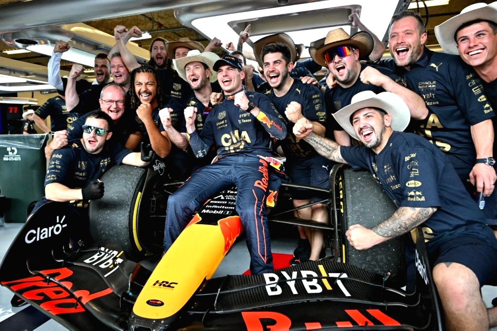 Max Verstappen fends off Mercedes pair to take maiden Mexico City pole ...