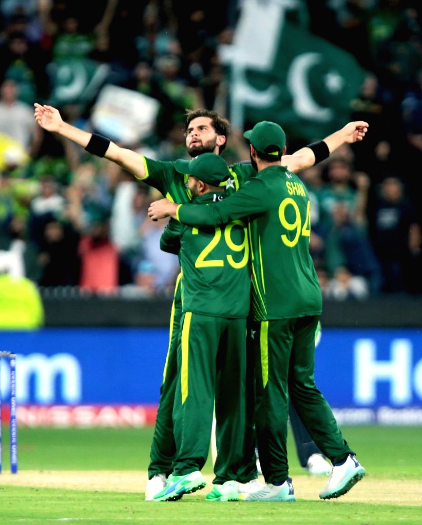 Melbourne : Pakistan's Shaheen Afridi, back, celebrates with teammates ...