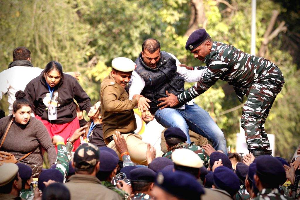 Members of Indian Youth Congress stage a protest "Parliament Gherao ...