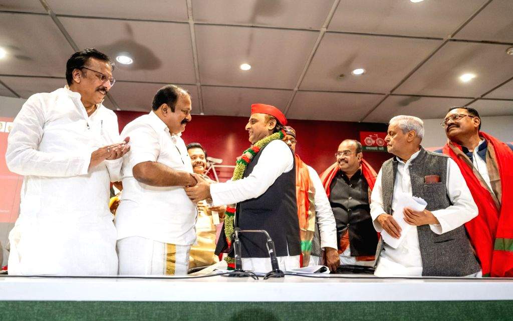 Members of Janata Dal (S) with Samajwadi Party chief Akhilesh Yadav ...