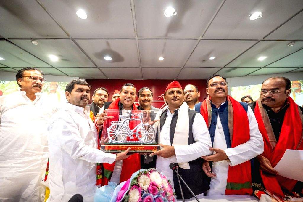 Members of Janata Dal (S) with Samajwadi Party chief Akhilesh Yadav ...