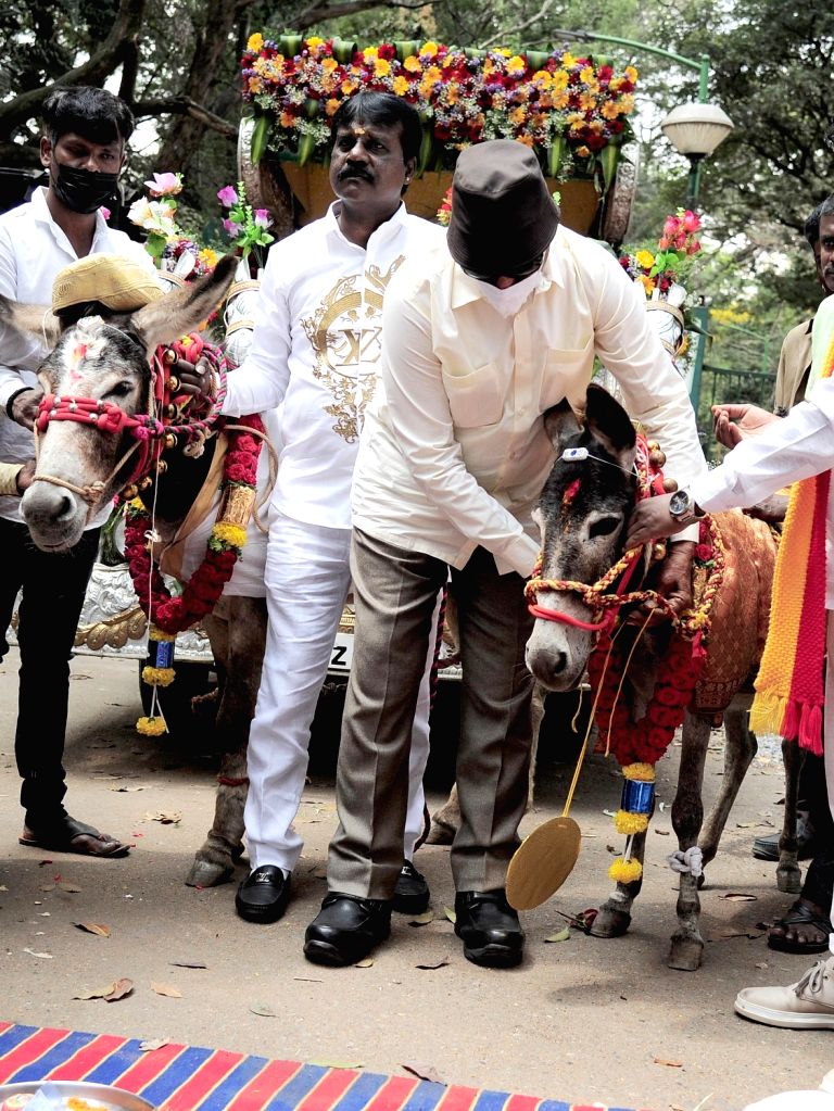 :Bengaluru:Members of Kannada Chaluvali Vatal Paksha led by its ...
