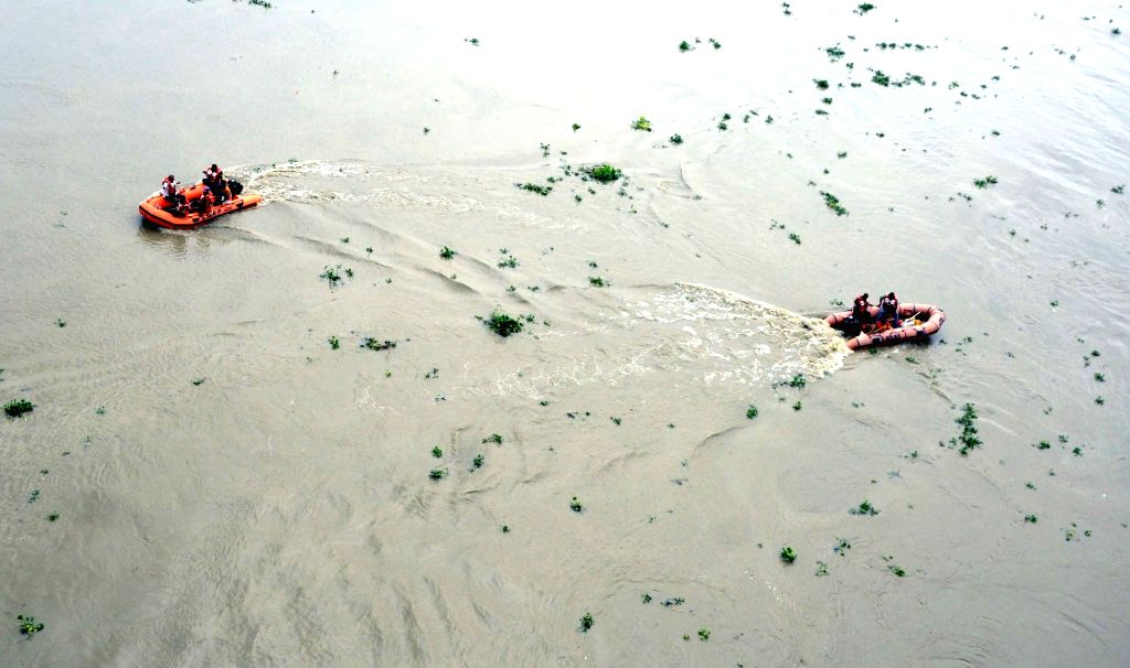 Car falls into Ganga, rescue operations underway